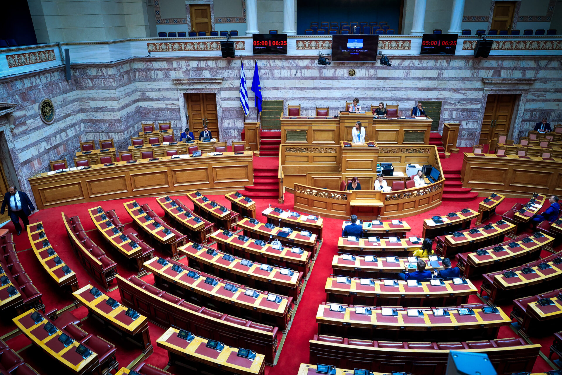 Ψηφίστηκε το 13ωρο – Δείτε τι ισχύει για τα 4ημερα, παραιτήσεις και άδειες