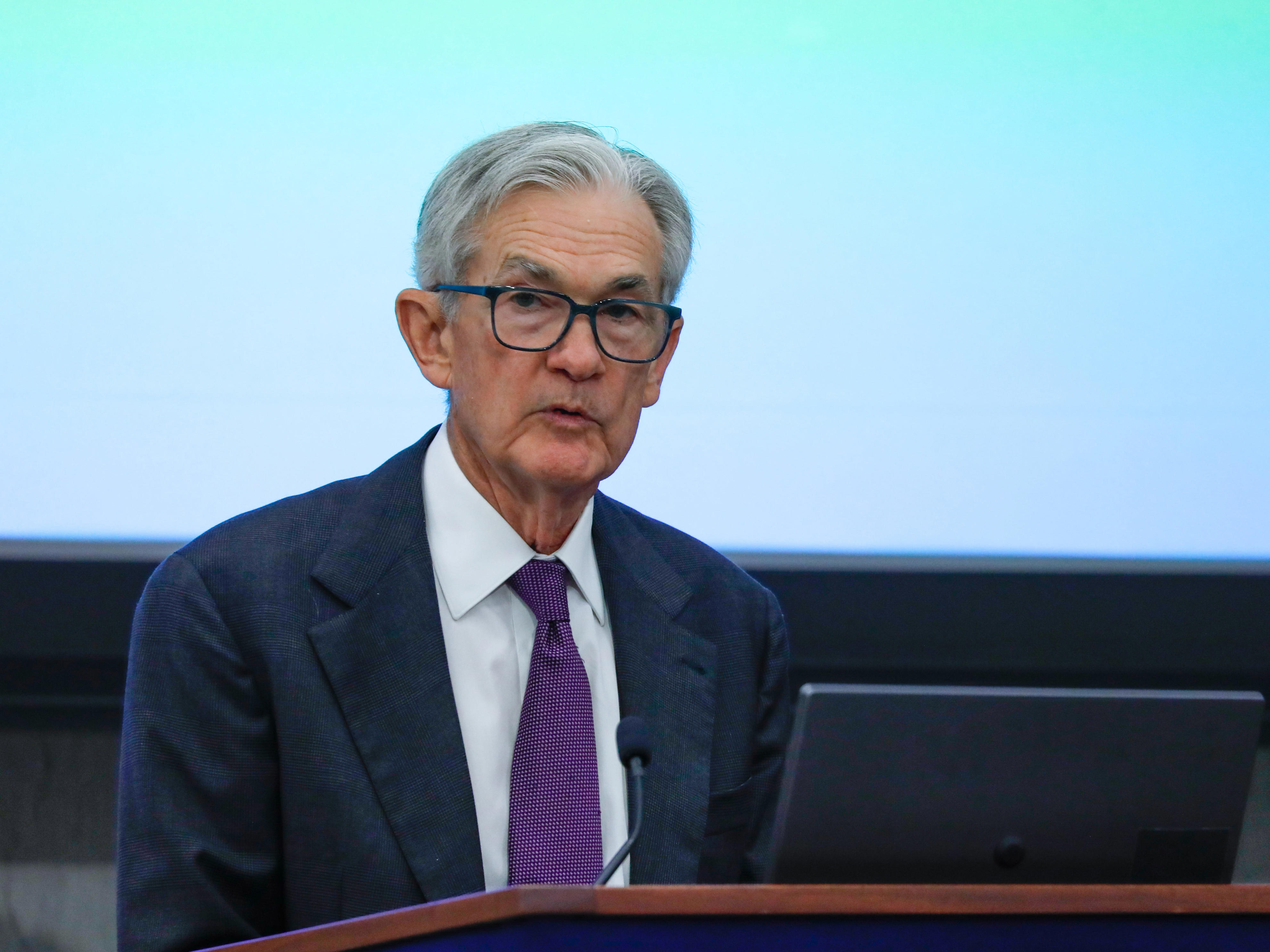 Why some economists think Powell should resign to save Fed independence