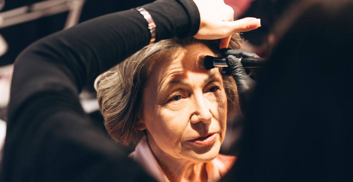 Maquillage après 60 ans : cette astuce toute simple "lifte le visage ...