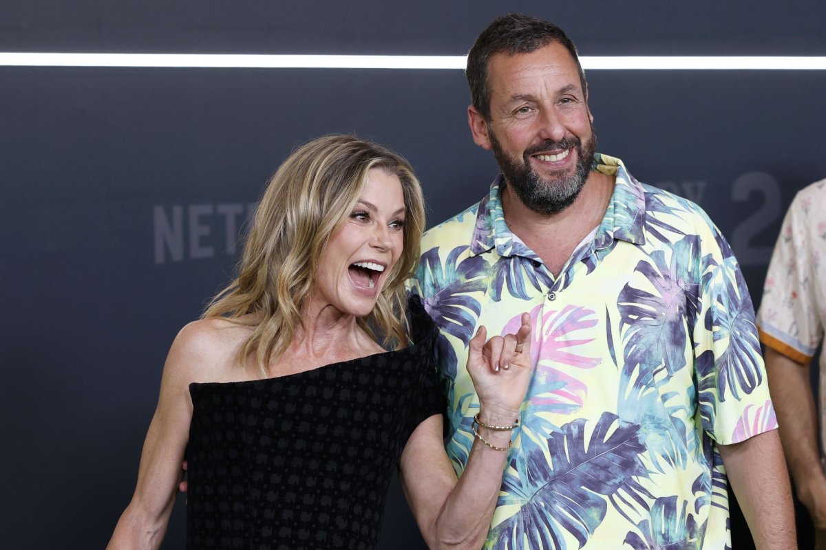 Look: Adam Sandler, Julie Bowen attend 'Happy Gilmore 2' premiere