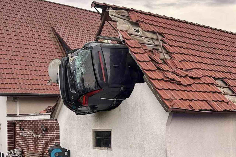 Mobil terjebak di atap setelah menabrak anak dan terpental ke atas