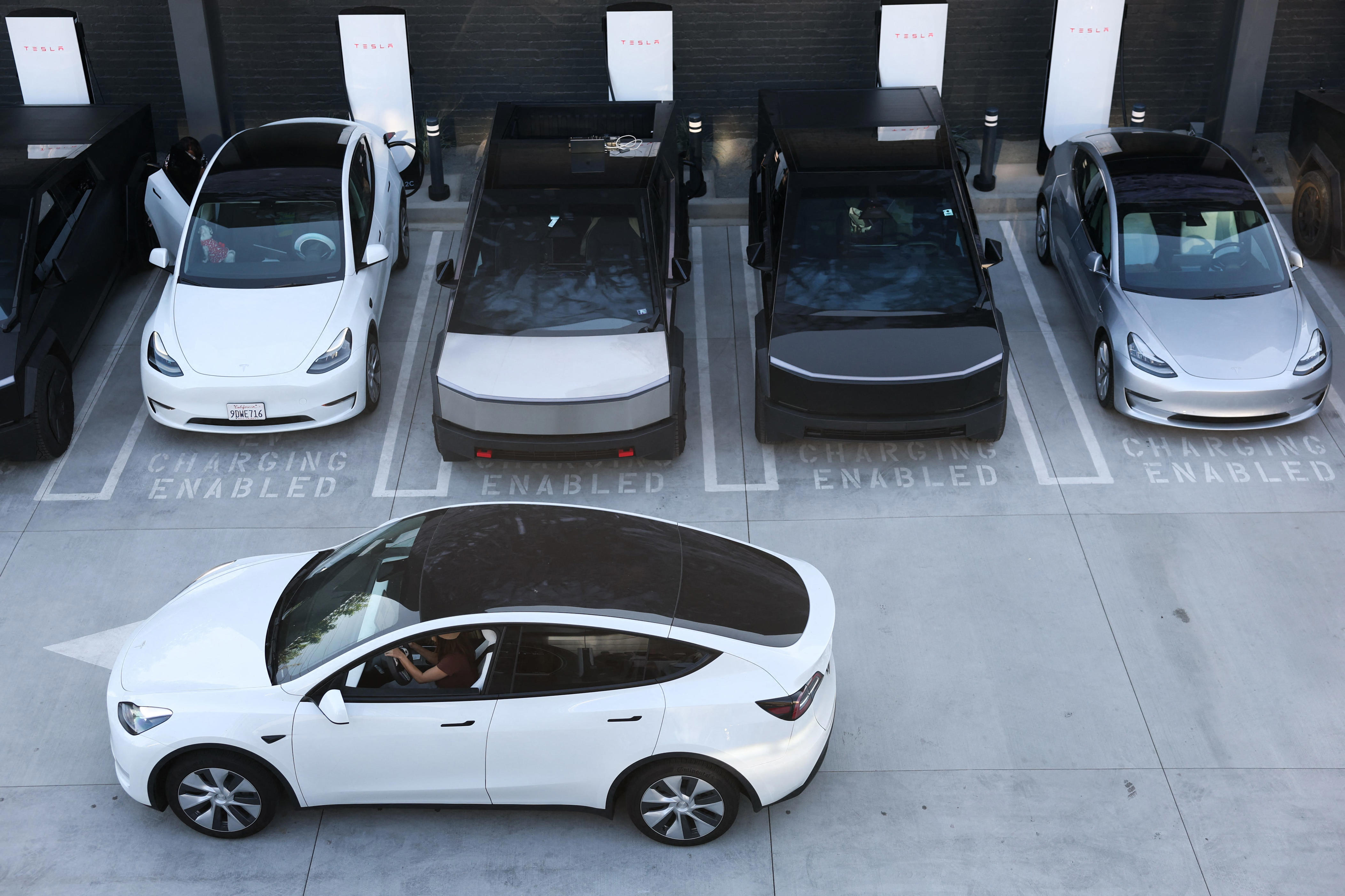 Tesla opens first Kentucky store, selling EVs directly. Could more ...