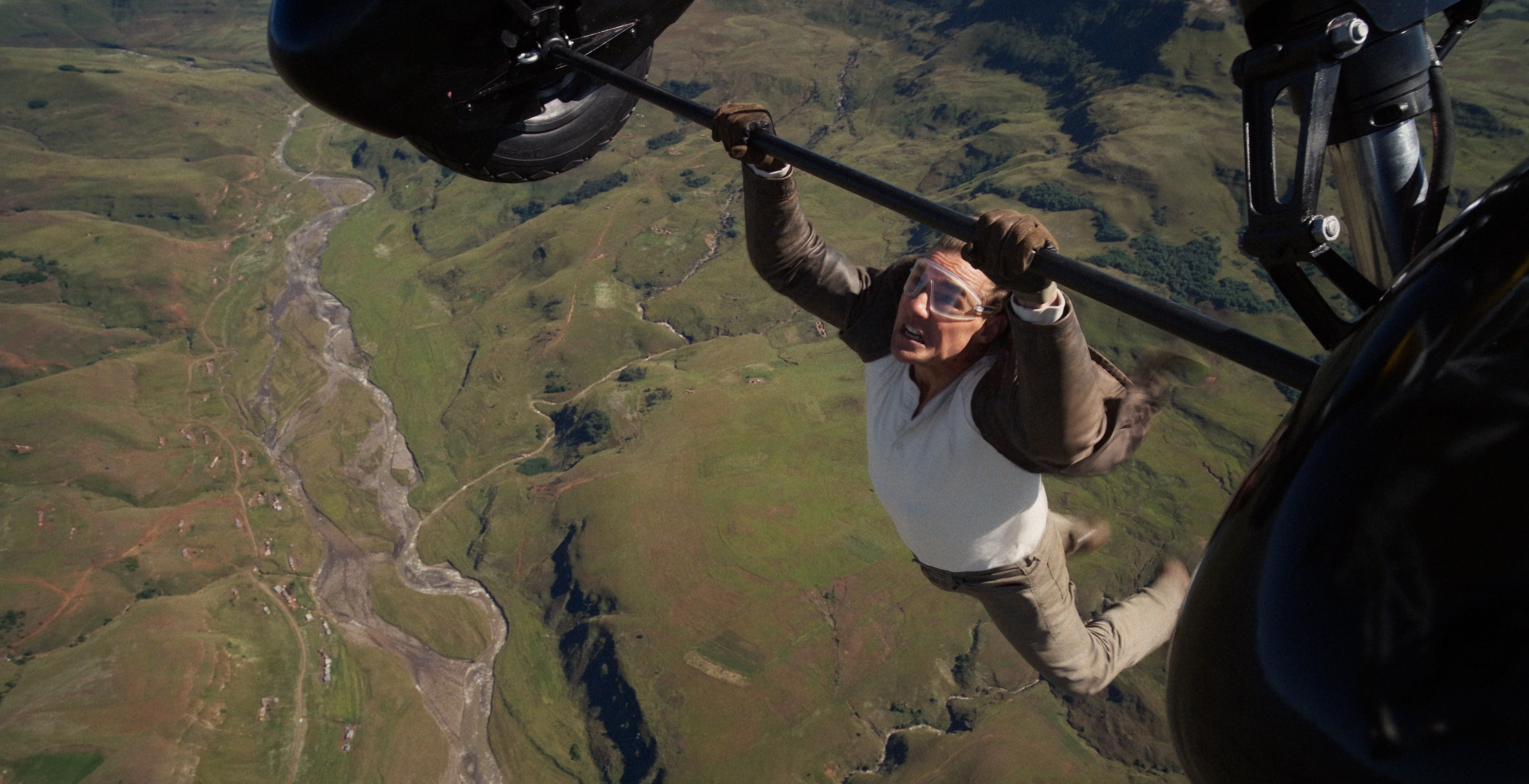 See Tom Cruise defy death in exclusive 'Mission: Impossible Final ...