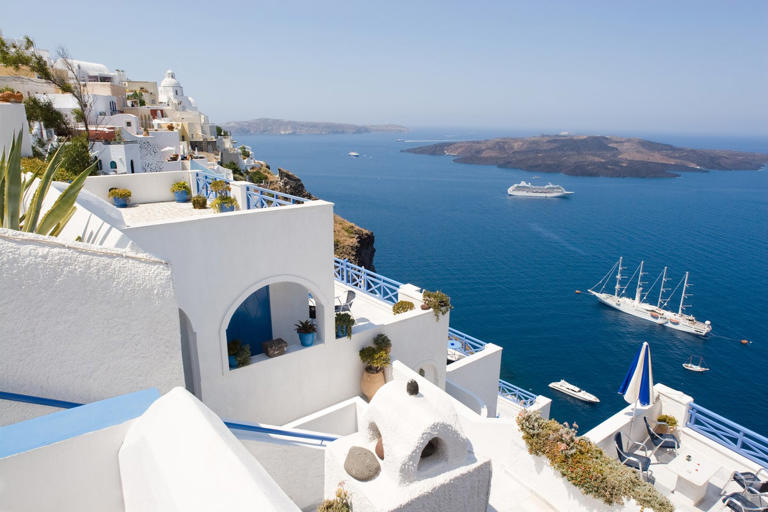 Overcrowding, earthquakes and extreme heat: The Greek holiday could be ...