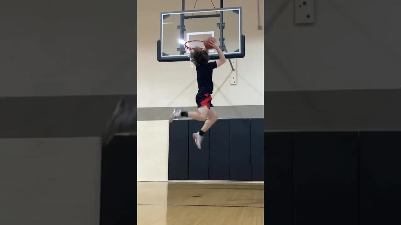Pro Dunker does 360 2 hand Pump and hangs #dunk