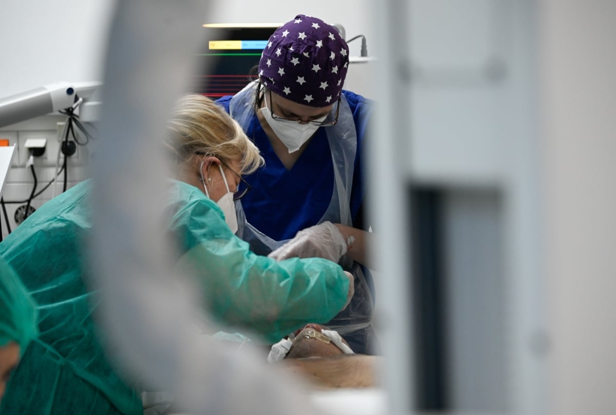 Σάλος στο ΕΣΥ από την παράταση σε γιατρούς άνω των 67 ετών με ...