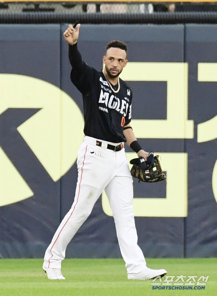 '158km 쾅! 8승 안착' 문동주, 리베라토 리스펙이 먼저였다 → "뭐야, 왜 뛰어가지? 미쳤다. 올해의 수비다"