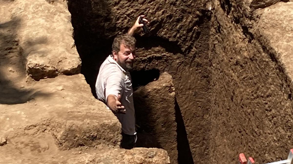 Una rara tumba etrusca con hasta 100 objetos de hace 2.600 años ha ...