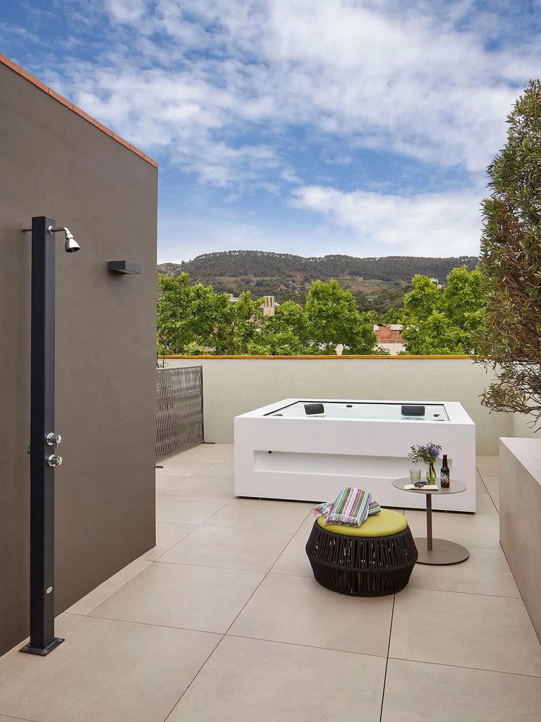 Lo que debes instalar en tu terraza para convertirla en un spa este verano