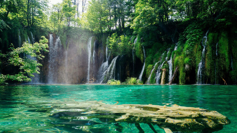 Oubliez le lac de Côme, ce parc naturel en Croatie, avec ses centaines ...