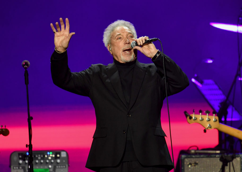 Tom Jones, 85, delays gig hours before performance