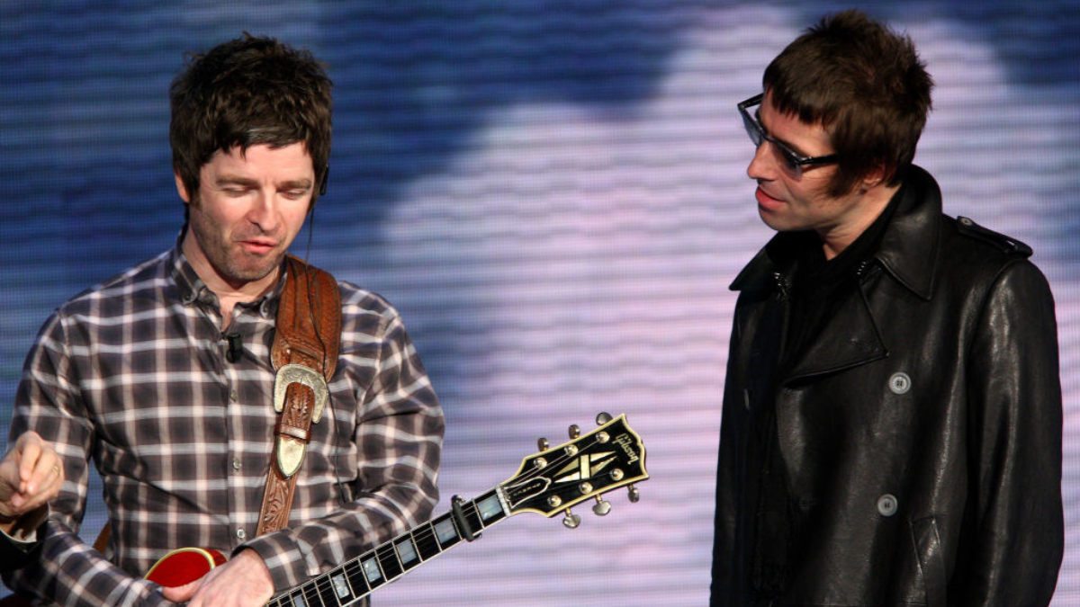 Oasis Has Cheeky Response To Viral Coldplay Kiss Cam Drama