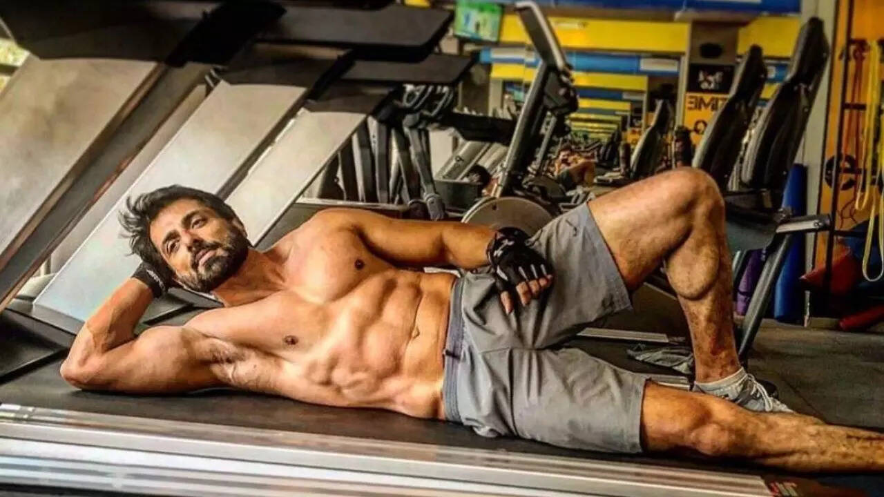 'Sonu Sood never misses the gym, does 100 push-ups as warm-up,' reveals Celebrity trainer Yogesh ...