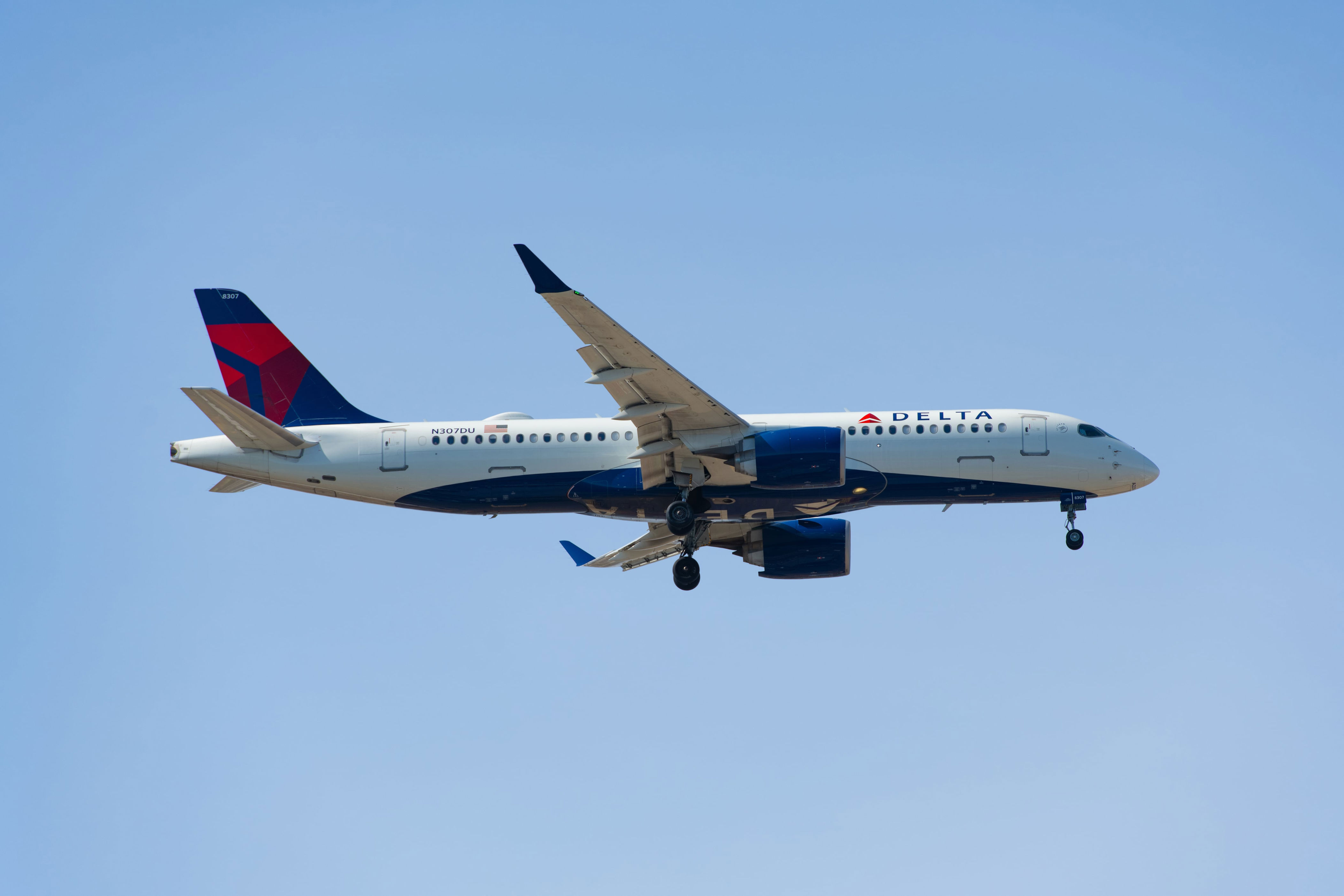 Delta plane wing clips another aircraft at Hartsfield-Jackson Atlanta ...