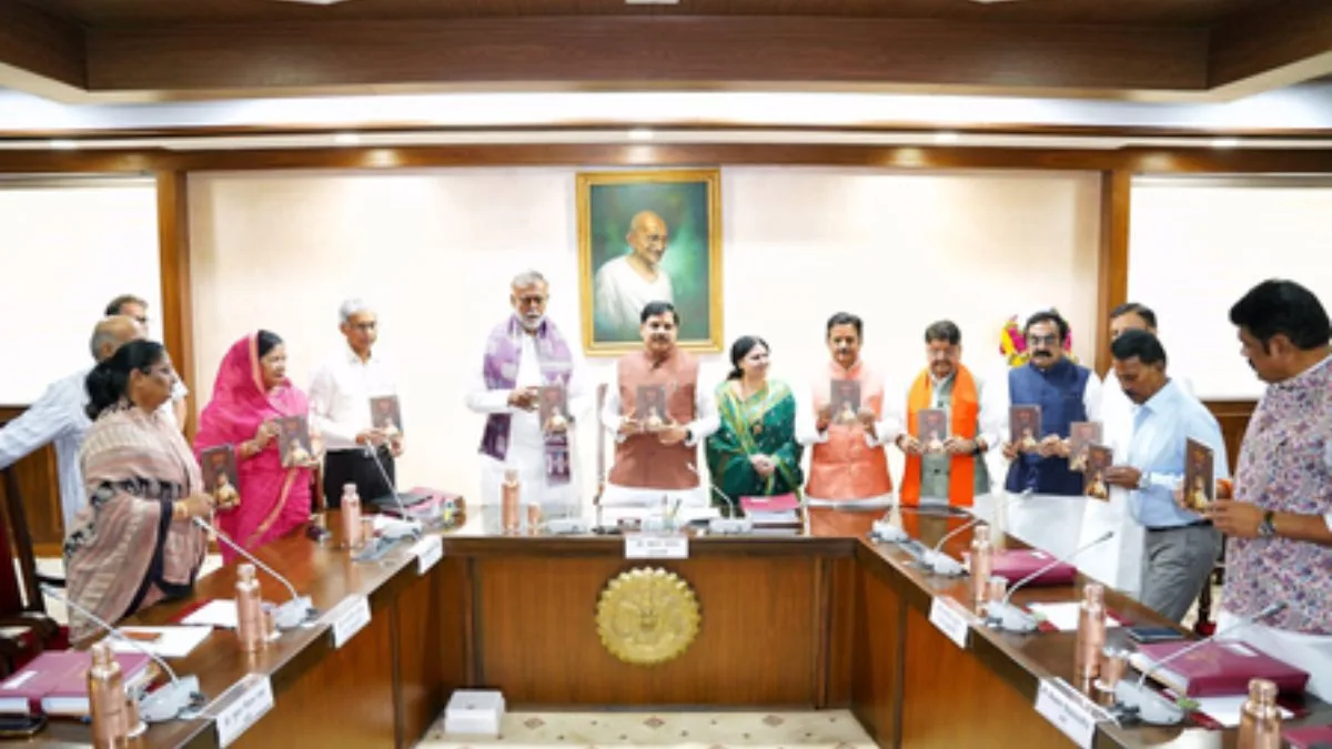 MP CM orders adequate timely distribution of fertilizers to farmer