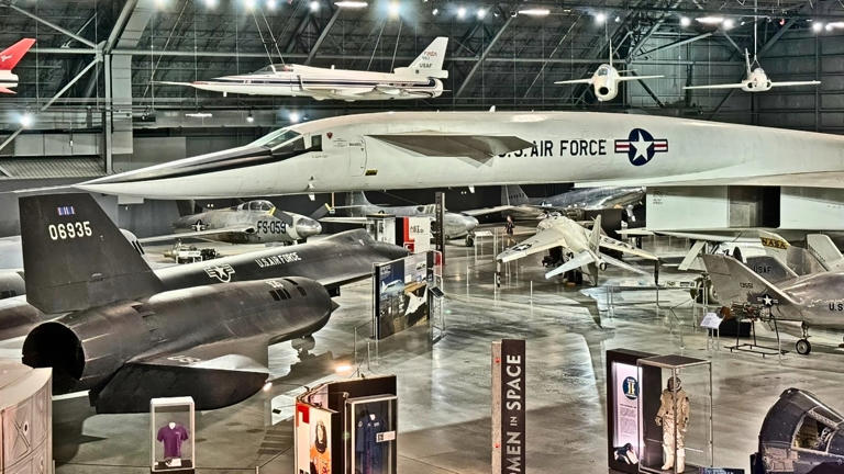 At Mach 3.1 and 70,000 feet, the XB-70 Valkyrie bomber could outrun ...