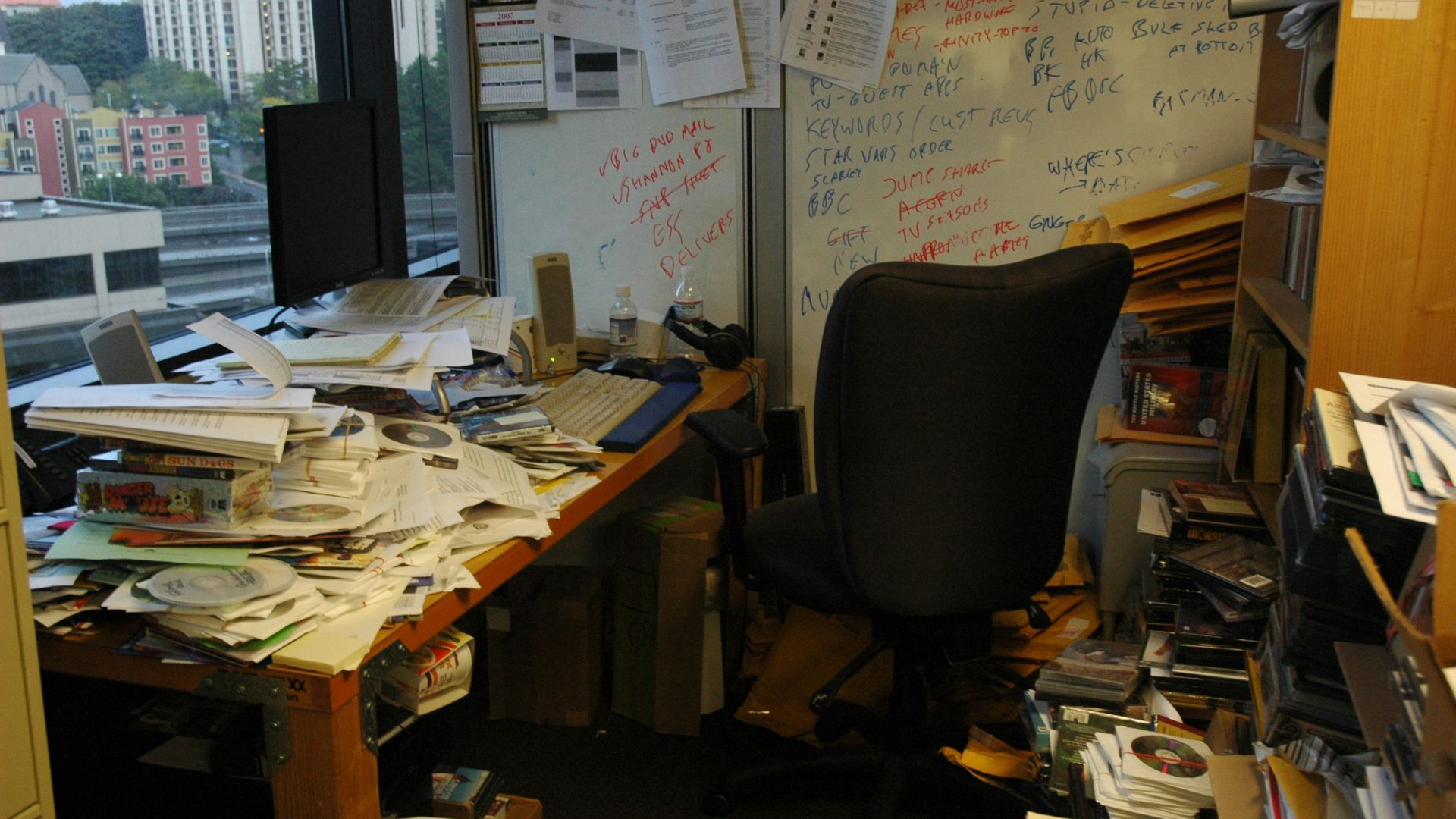 10 Things You Should Never Keep On Your Office Desk & 10 Items You'll ...