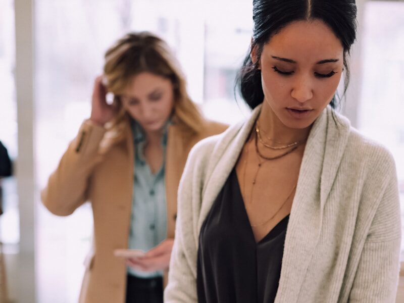 15 Things People Do That Instantly Scream "No Class"