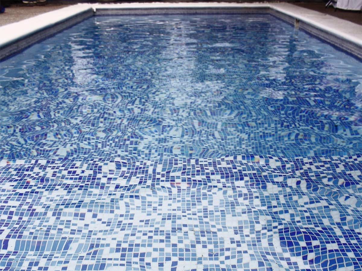 Dejan sola a niña de tres años y muere ahogada en una alberca