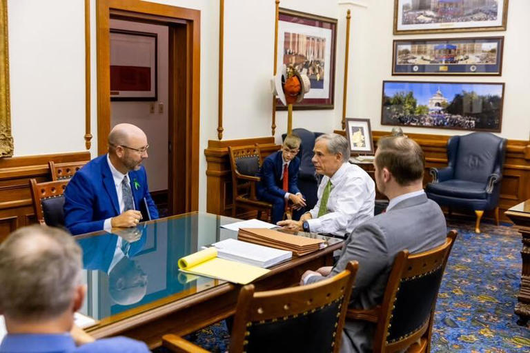 Rep. Harris meets with governor on groundwater legislation