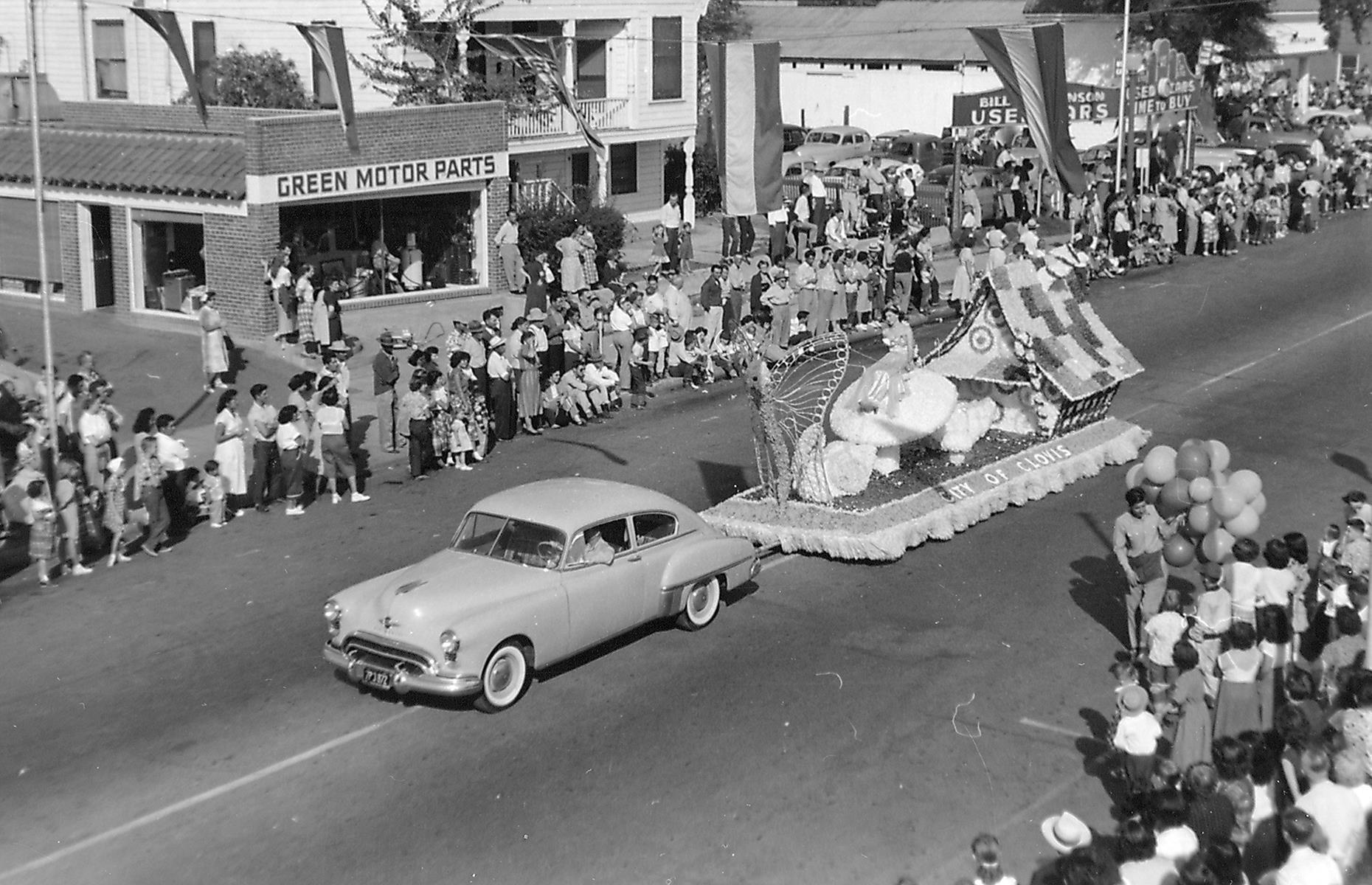 Incredible black-and-white photos capture 1950s small-town America
