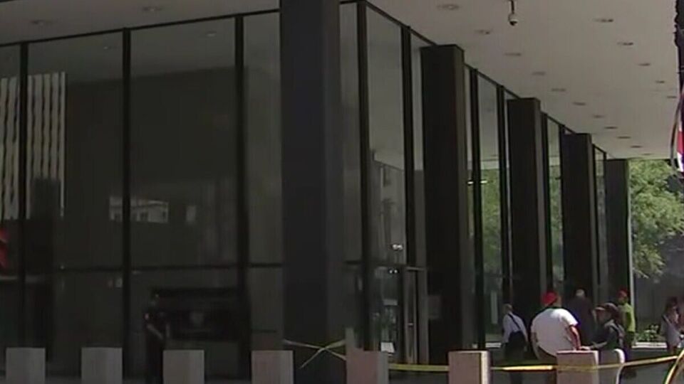 Chicago’s Dirksen Courthouse on lockdown after knife threat; FBI ...