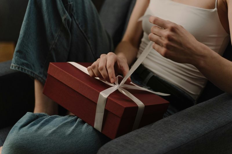 10 Clear Signs of Love Bombing and How to Break This Toxic Cycle