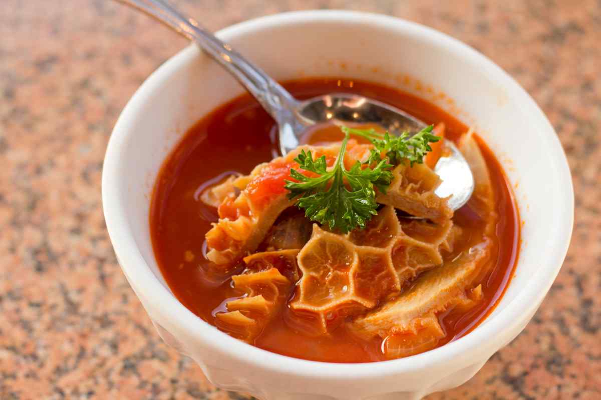 Menudo rojo o pancita de res, receta sencilla usando olla exprés