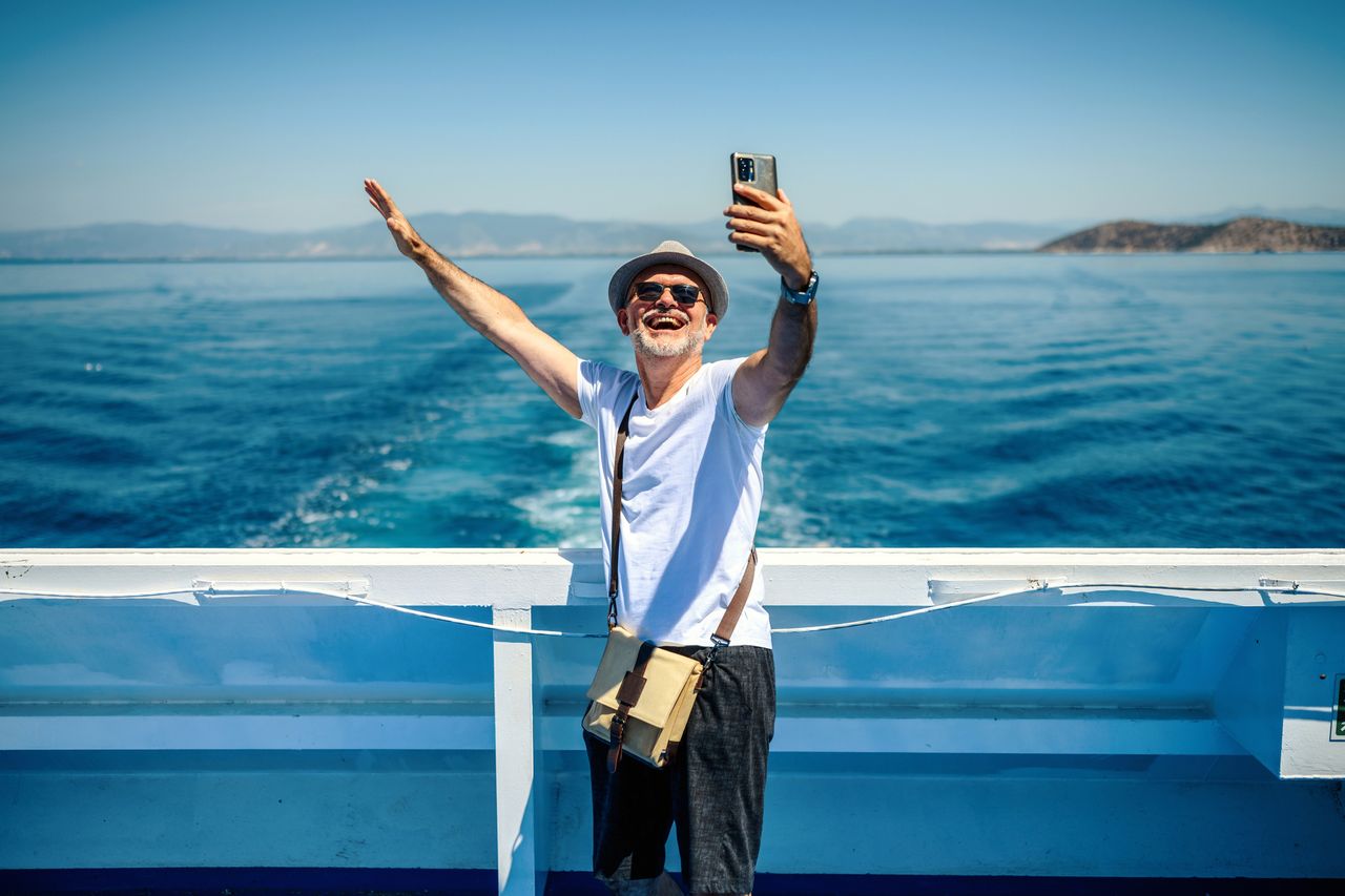 How to use your cell phone on a cruise