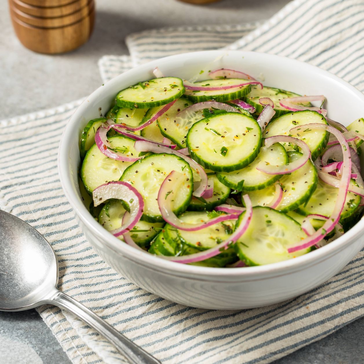 Oubliez la feta dans votre salade de concombre, ce fromage italien à ...
