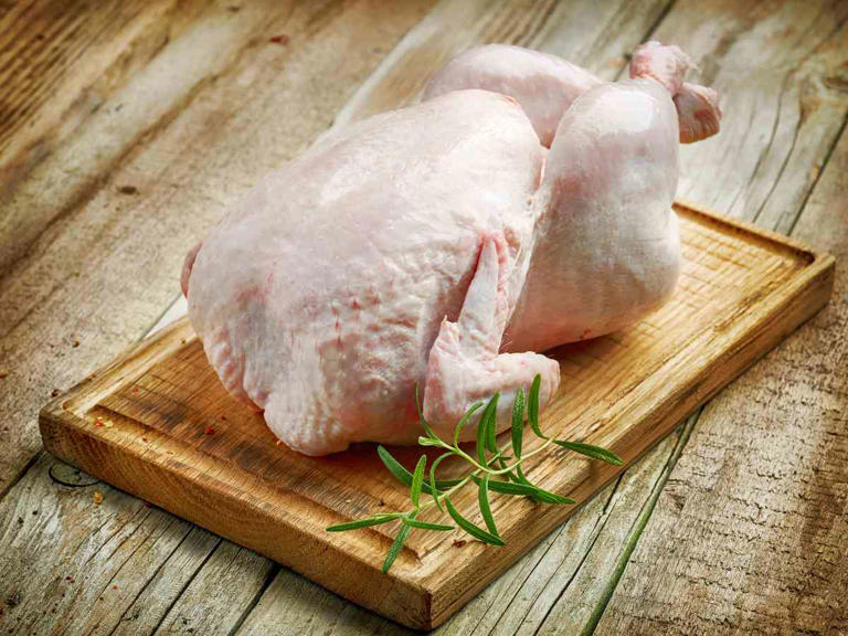 Por qué el pollo en México es amarillo: ¿pintura artificial o un ...