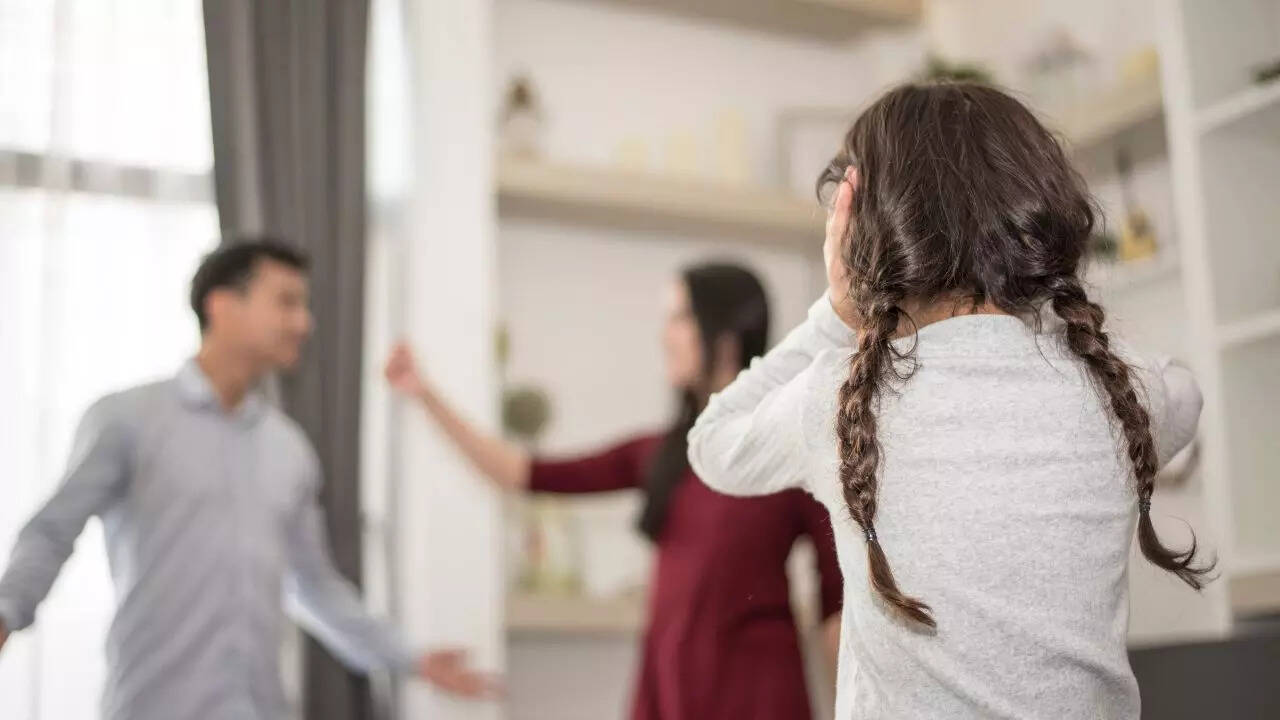 5 reasons why parents should NEVER fight or argue before kids