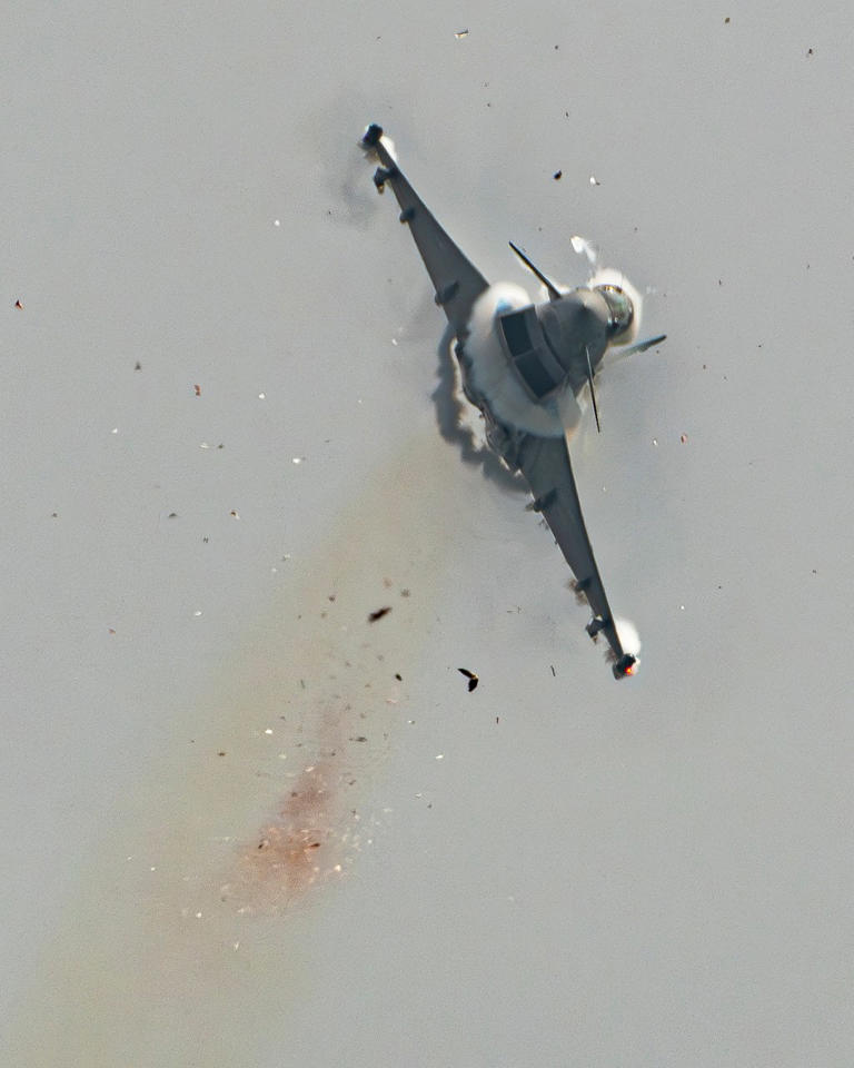 Jaw-dropping moment seagull smashes into cockpit of $85M fighter jet at ...