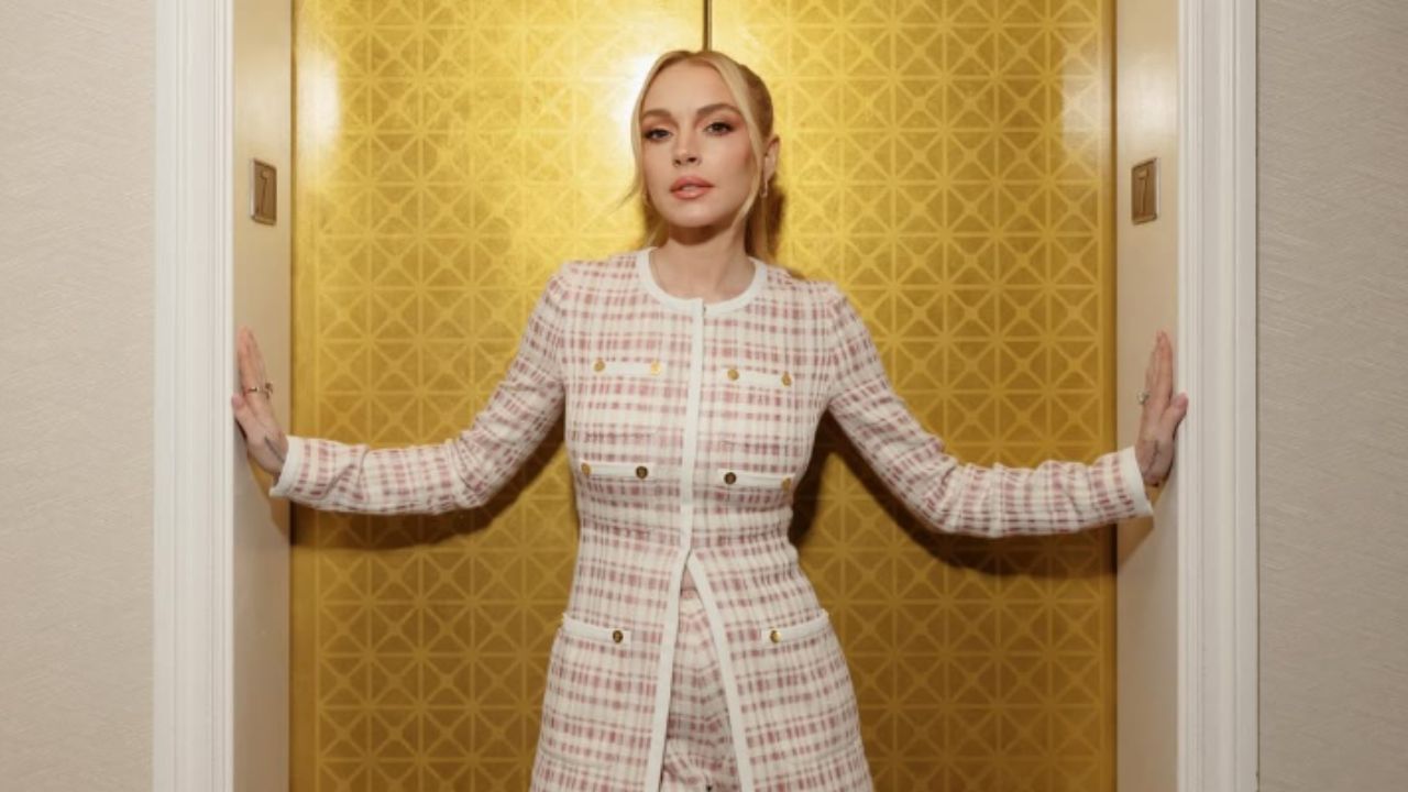 Lindsay Lohan shows off her long legs in a photoshoot, and fans point ...