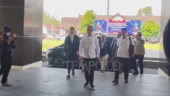 Jokowi Penuhi Panggilan Penyidik Polda Metro Jaya di Polresta Solo, Bawa Ijazah Asli SD Hingga UGM