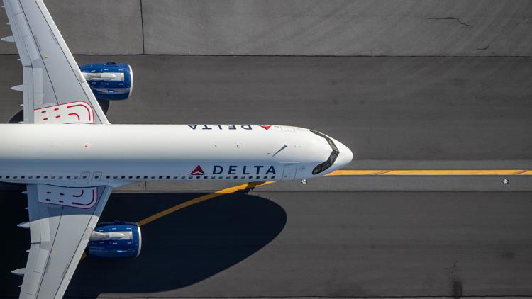Delta plane in Mexico City stops on runway after crew sees another ...