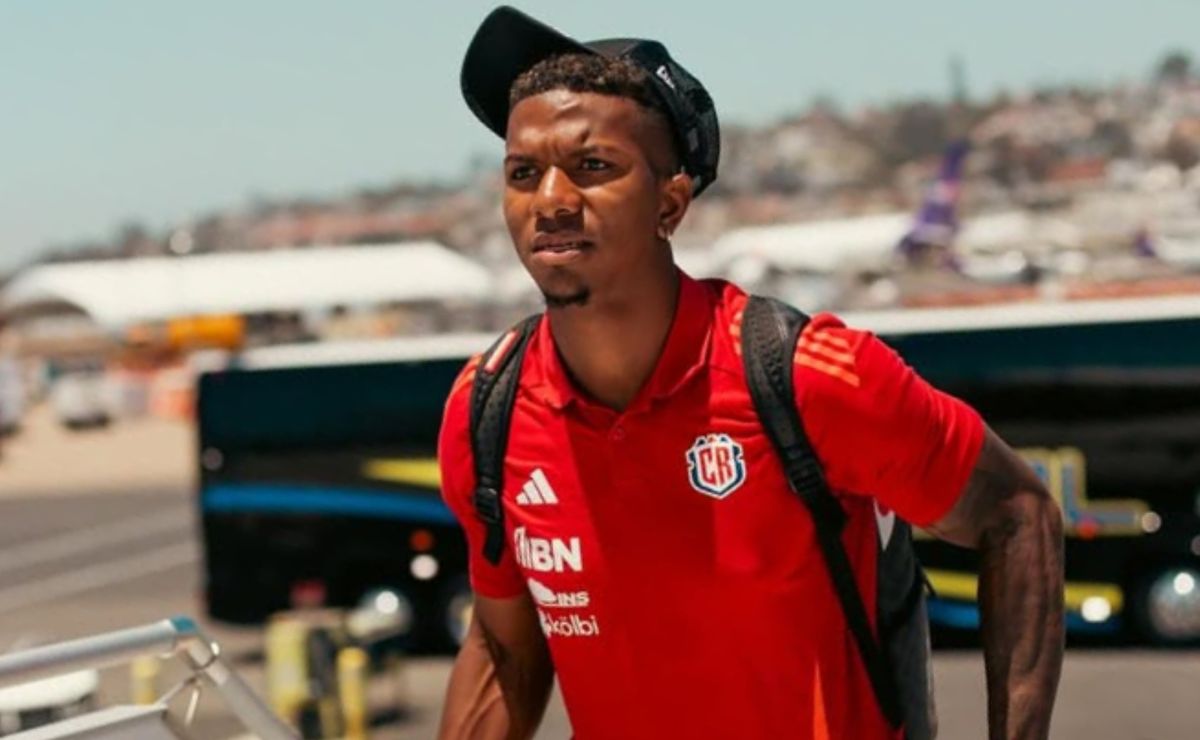 Giro inesperado para Jeyland Mitchell: Feyenoord toma una decisión que ...