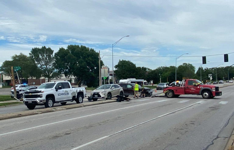 5 vehicles damaged after crash sends van into pole in southwest Lincoln