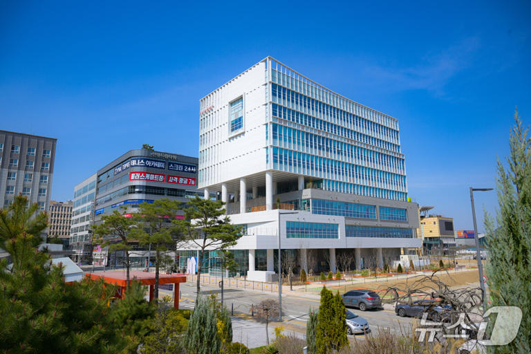 Retired Detroit Tigers legend coaches Kalamazoo Growlers for a day