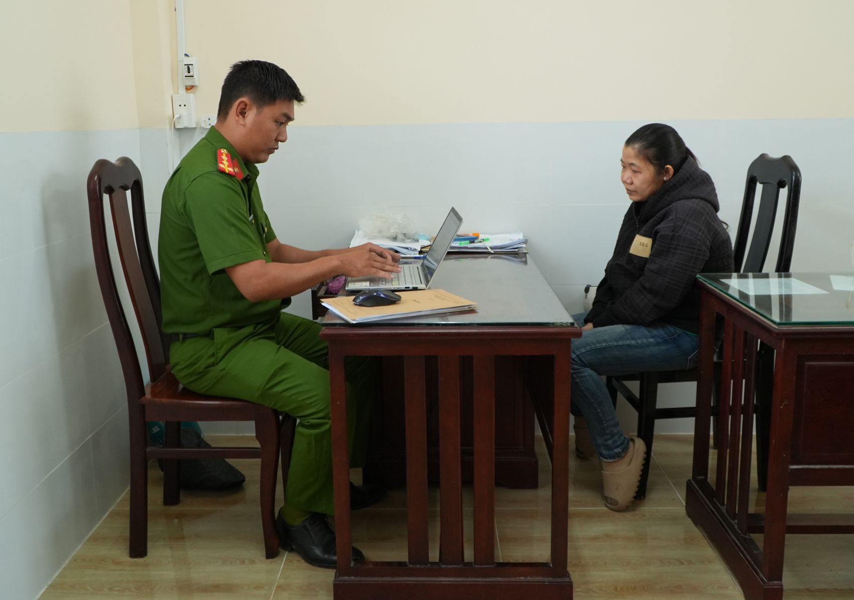 Mua bia rồi bỏ chạy, một đối tượng chiếm đoạt 20 thùng bia