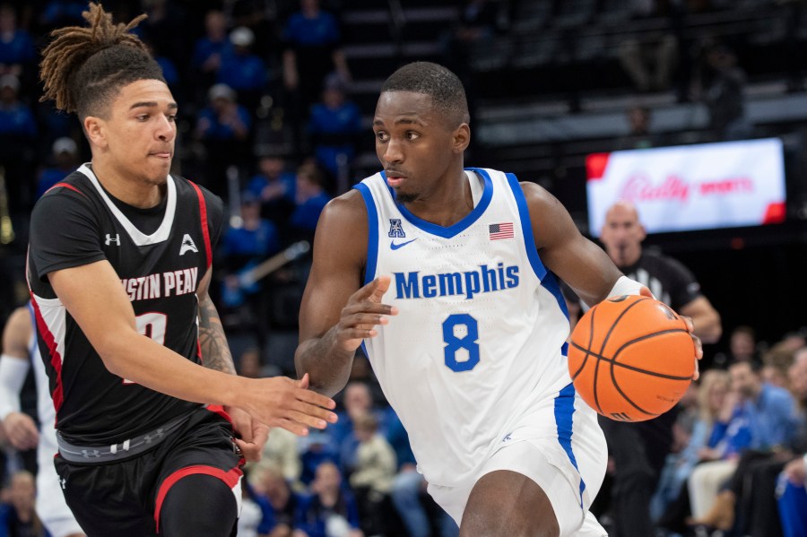 Jones-Garcia lands two-way deal with Spurs