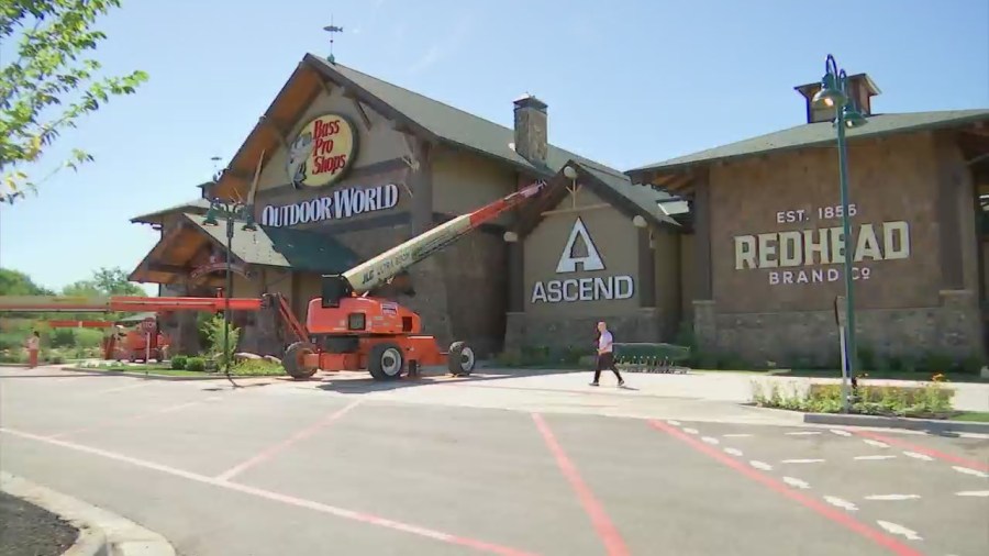 Bass Pro Shop traffic light installation closes lanes in Clifton Park