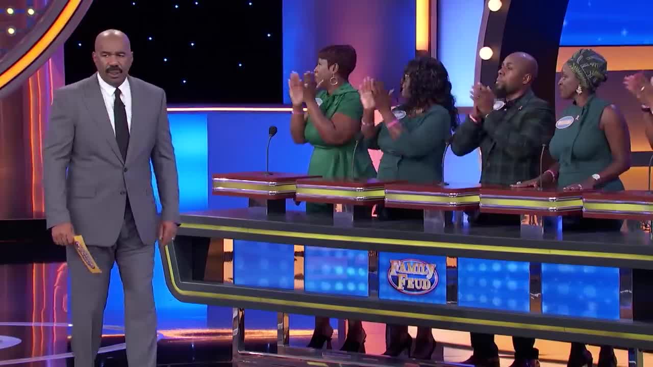 Steve Harvey roasts DMV employee!