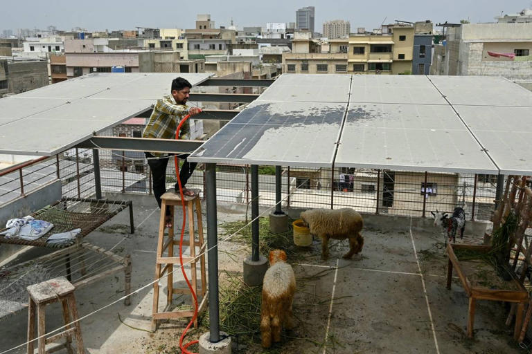Pakistan's quiet solar rush puts pressure on national grid