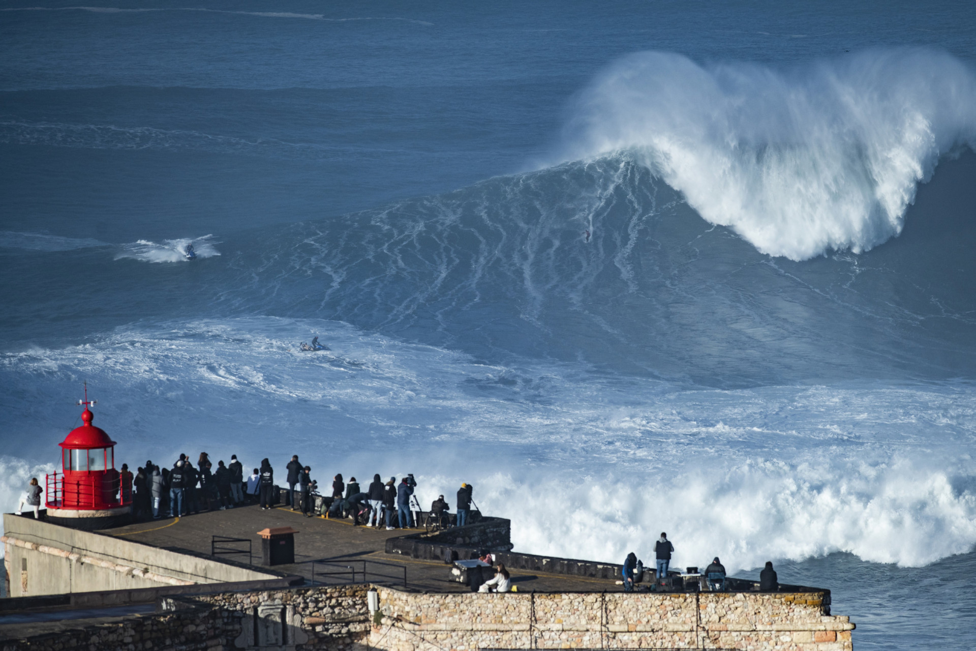 Nazaré: the biggest waves in the world