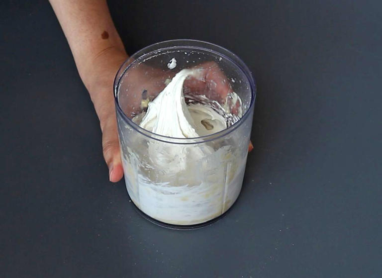 Vanilla whey ice cream, high in protein, fast and with 3 ingredients!