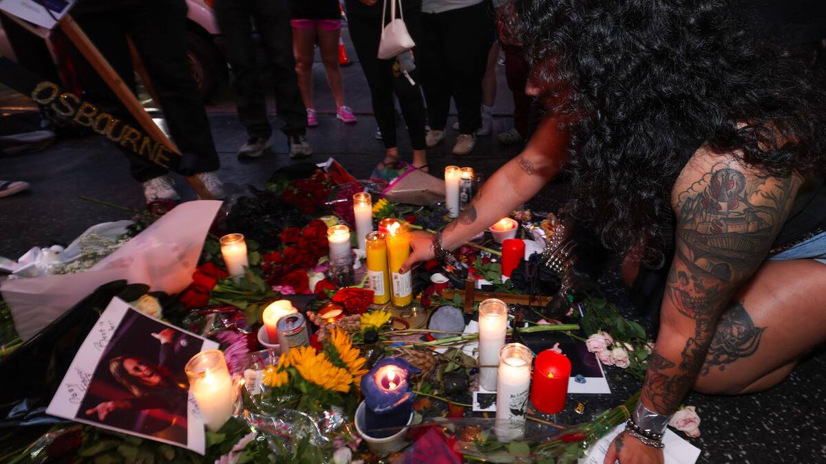Reaktionen zum Tod von Ozzy Osbourne (†76): Fans trauern am Walk of ...