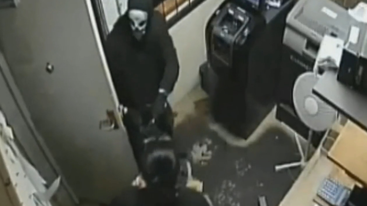 Melbourne trio jailed after making away with $320k in fake pub robbery