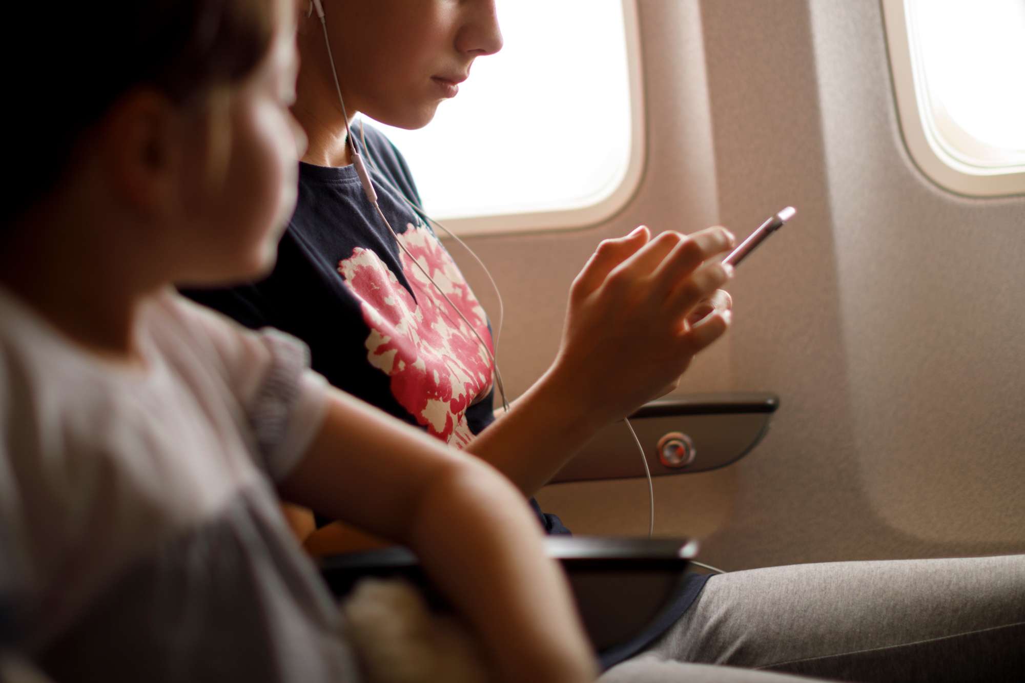 Plane Passenger Says Parents Abandoned Kids to Sit Alone, Then Snatch ...
