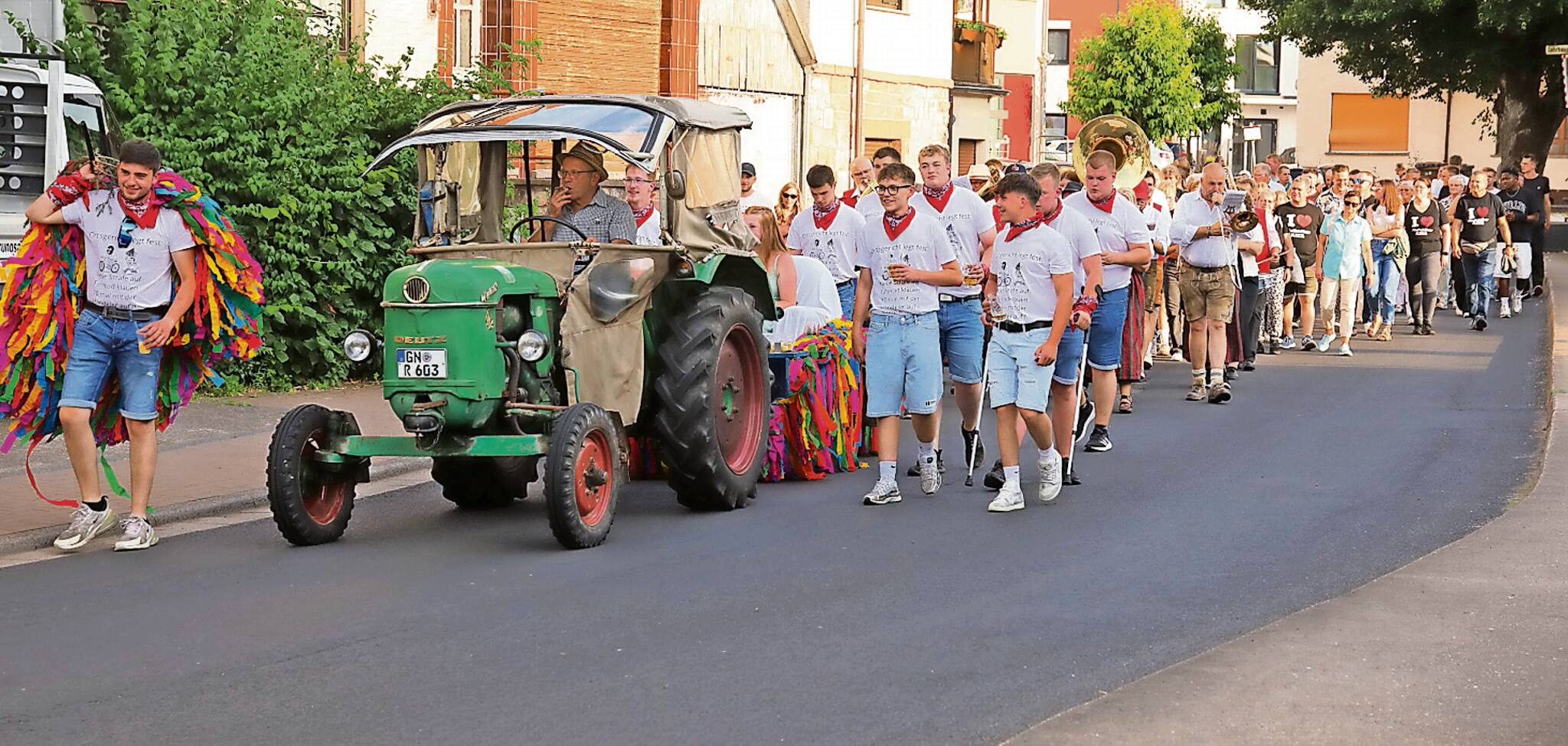 Kier in Jossgrund-Pfaffenhausen: Kierburschen leiten Volksfest mit ...